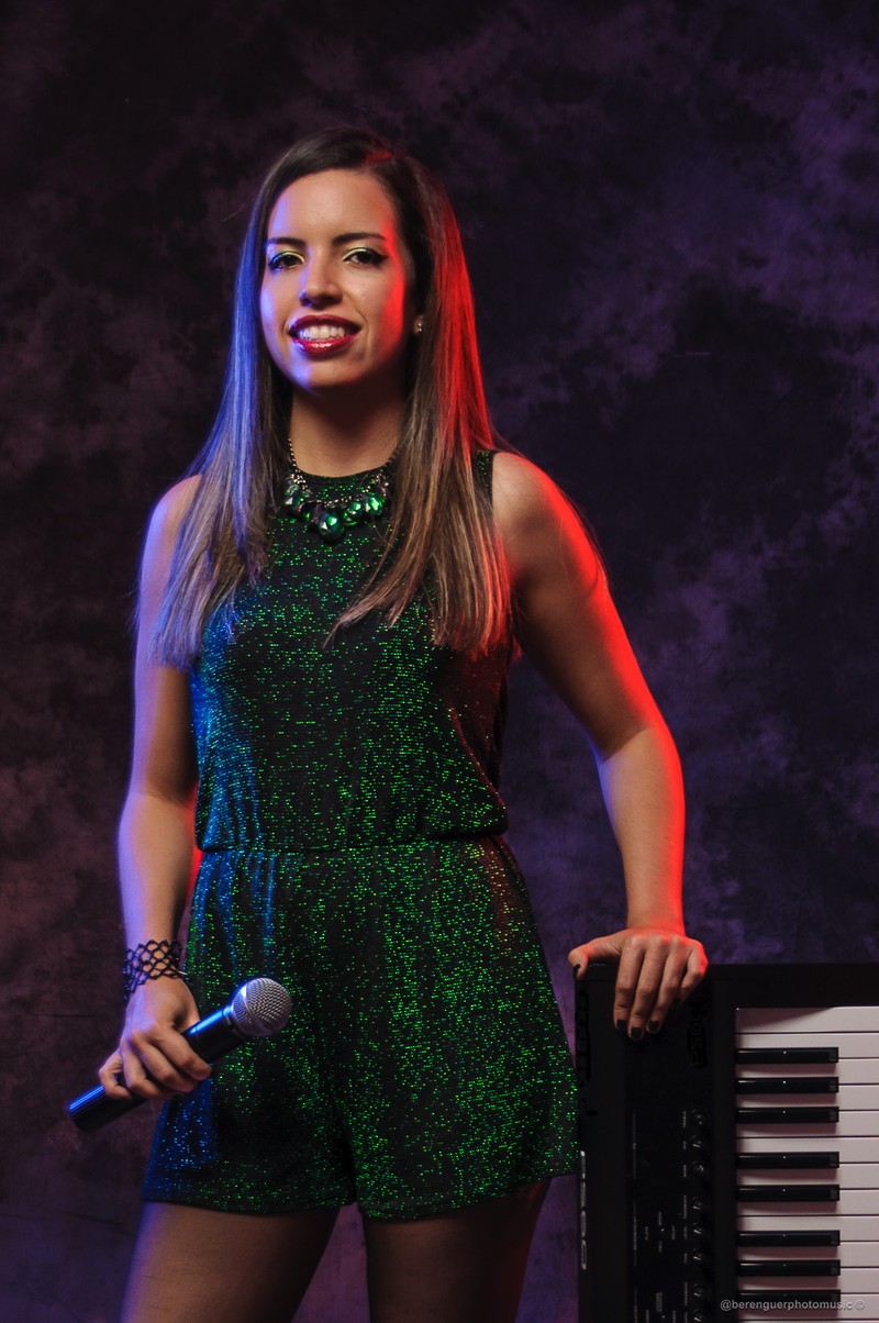 Victoria Yanez: Cantante y Pianista para eventos