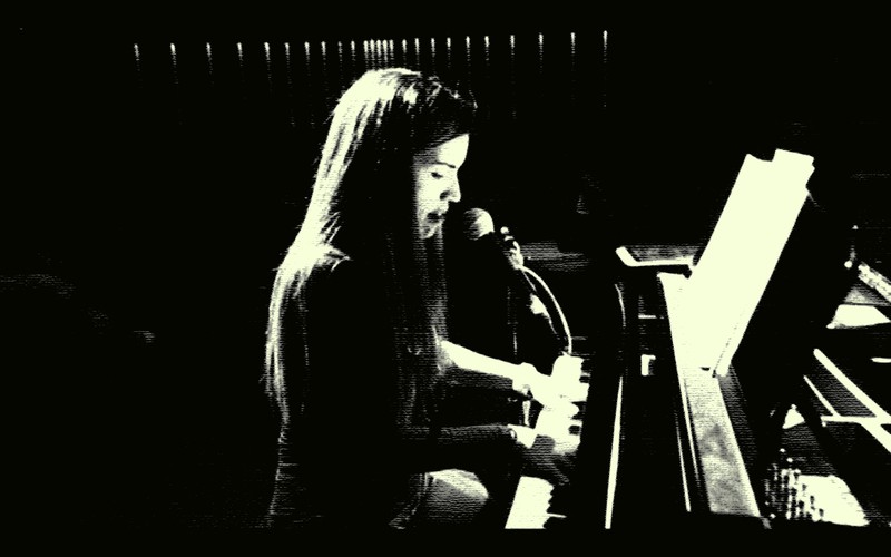 Victoria Yanez: Cantante y Pianista para eventos